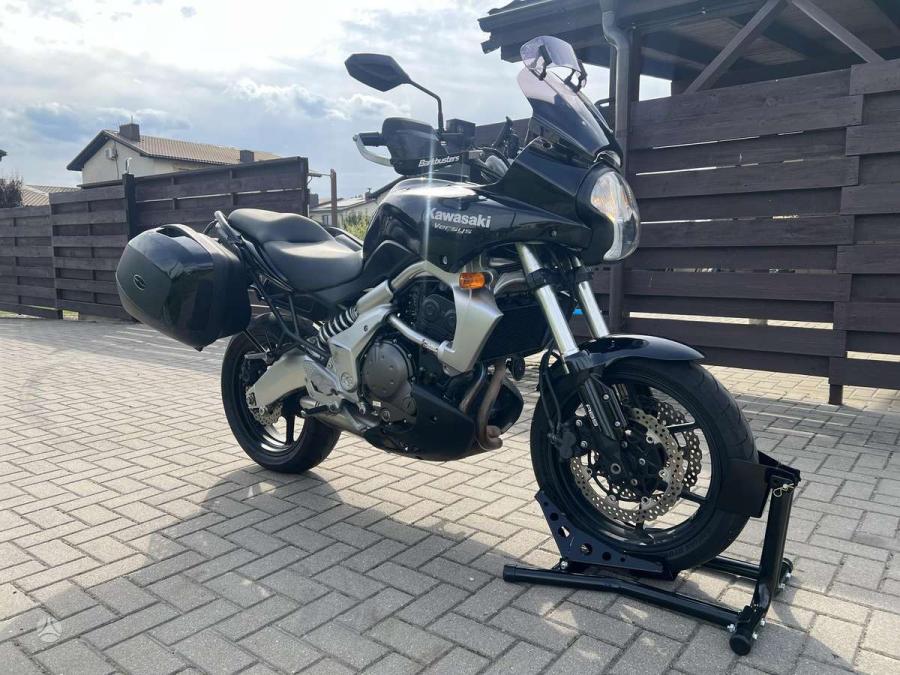 Black Kawasaki Versys 2008 in Vilnius, with an engine capacity of 0.65 L and mileage of 48 thousand km for 2400 €, photo 1 on AUTOMOTO.COM.LV
