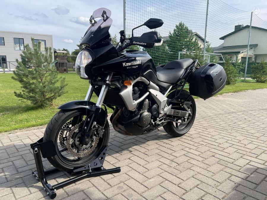 Black Kawasaki Versys 2008 in Vilnius, with an engine capacity of 0.65 L and mileage of 48 thousand km for 2400 €, photo 8 on AUTOMOTO.COM.LV