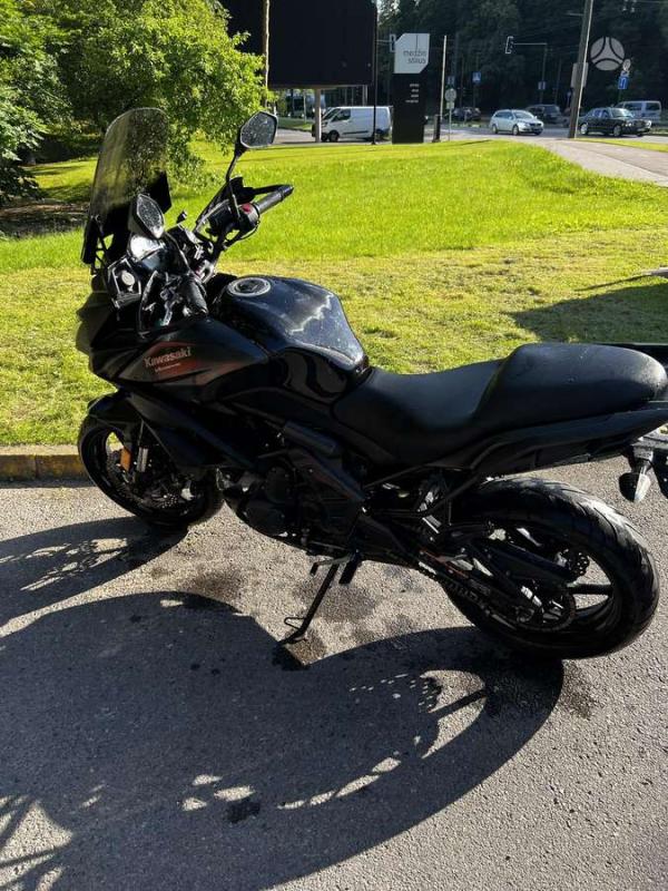 Melns Kawasaki Versys 2017 Kauņa, ar dzinēja tilpumu 0.65 L un nobraukumu 34 tūkst. km par 5000 €, foto 2 vietnē AUTOMOTO.COM.LV