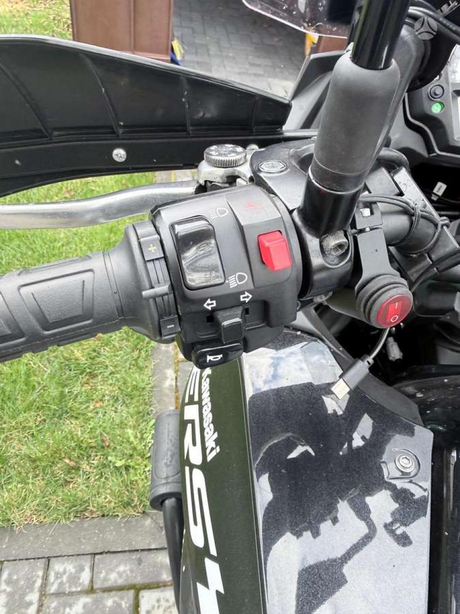 Melns Kawasaki Versys 2021 Kauņa, ar dzinēja tilpumu 0.65 L un nobraukumu 47 tūkst. km par 5700 €, foto 12 vietnē AUTOMOTO.COM.LV