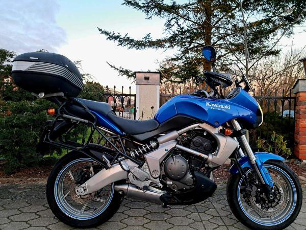 Zils Kawasaki Versys 2008 Pasvalys, ar dzinēja tilpumu 0.65 L un nobraukumu 57 tūkst. km par 2300 €, foto 1 vietnē AUTOMOTO.COM.LV
