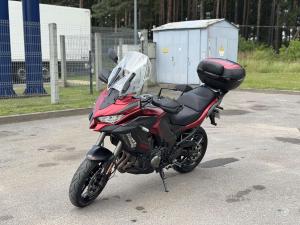 Sarkans Kawasaki Versys 2024 Viļņa, ar dzinēja tilpumu 1.04 L un nobraukumu 12 tūkst. km par 11900 €, foto  vietnē AUTOMOTO.COM.LV