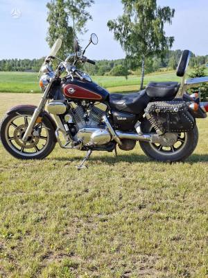 Melns Kawasaki VN 1998 Viļņa, ar dzinēja tilpumu 1.50 L un nobraukumu 19 tūkst. km par 2250 €, foto  vietnē AUTOMOTO.COM.LV