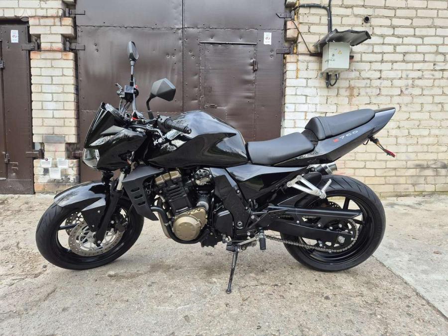 Black Kawasaki Z 2004 in Alytus, with an engine capacity of 0.75 L and mileage of 38 thousand km for 2740 €, photo 6 on AUTOMOTO.COM.LV