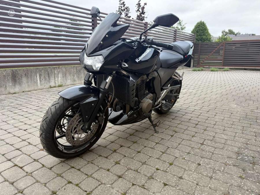 Black Kawasaki Z 2004 in Elektrenai, with an engine capacity of 0.75 L and mileage of 45 thousand km for 2600 €, photo 7 on AUTOMOTO.COM.LV