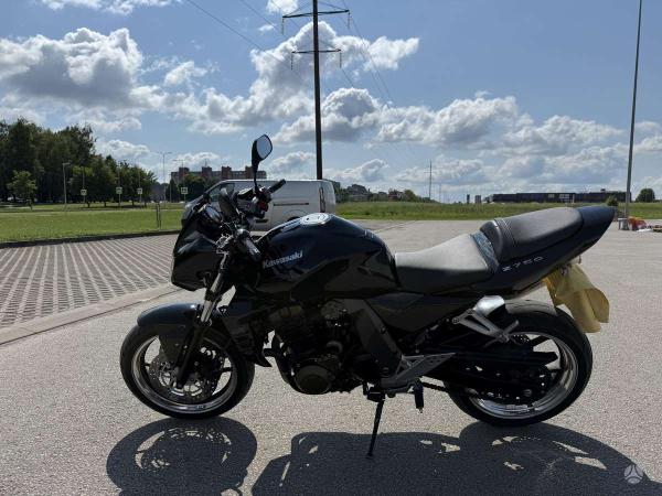 Черный Кавасаки Z 2004 в Шяуляй, объемом двигателя 0.75 л и пробегом 36 тыс. км за 2400 €, фото 4 на AUTOMOTO.COM.LV