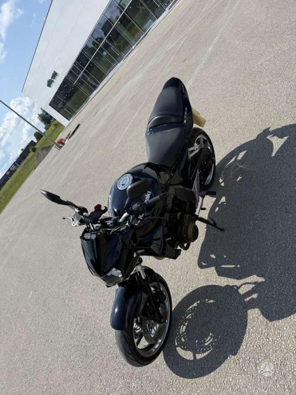 Черный Кавасаки Z 2004 в Шяуляй, объемом двигателя 0.75 л и пробегом 36 тыс. км за 2400 €, фото 6 на AUTOMOTO.COM.LV