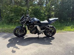 Melns Kawasaki Z 2005 Kauņa, ar dzinēja tilpumu 0.75 L un nobraukumu 36 tūkst. km par 2200 €, foto  vietnē AUTOMOTO.COM.LV