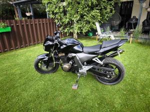 Черный Кавасаки Z 2005 в Вильнюс, объемом двигателя 0.75 л и пробегом 17 тыс. км за 2999 €, фото  на AUTOMOTO.COM.LV