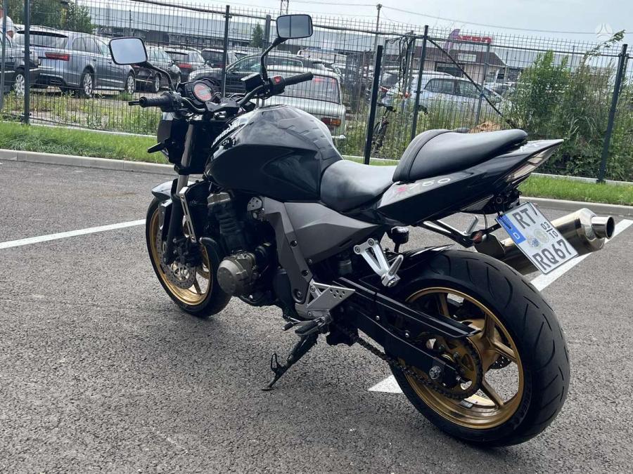 Черный Кавасаки Z 2005 в Каунас, объемом двигателя 0.75 л и пробегом 32 тыс. км за 2300 €, фото 4 на AUTOMOTO.COM.LV