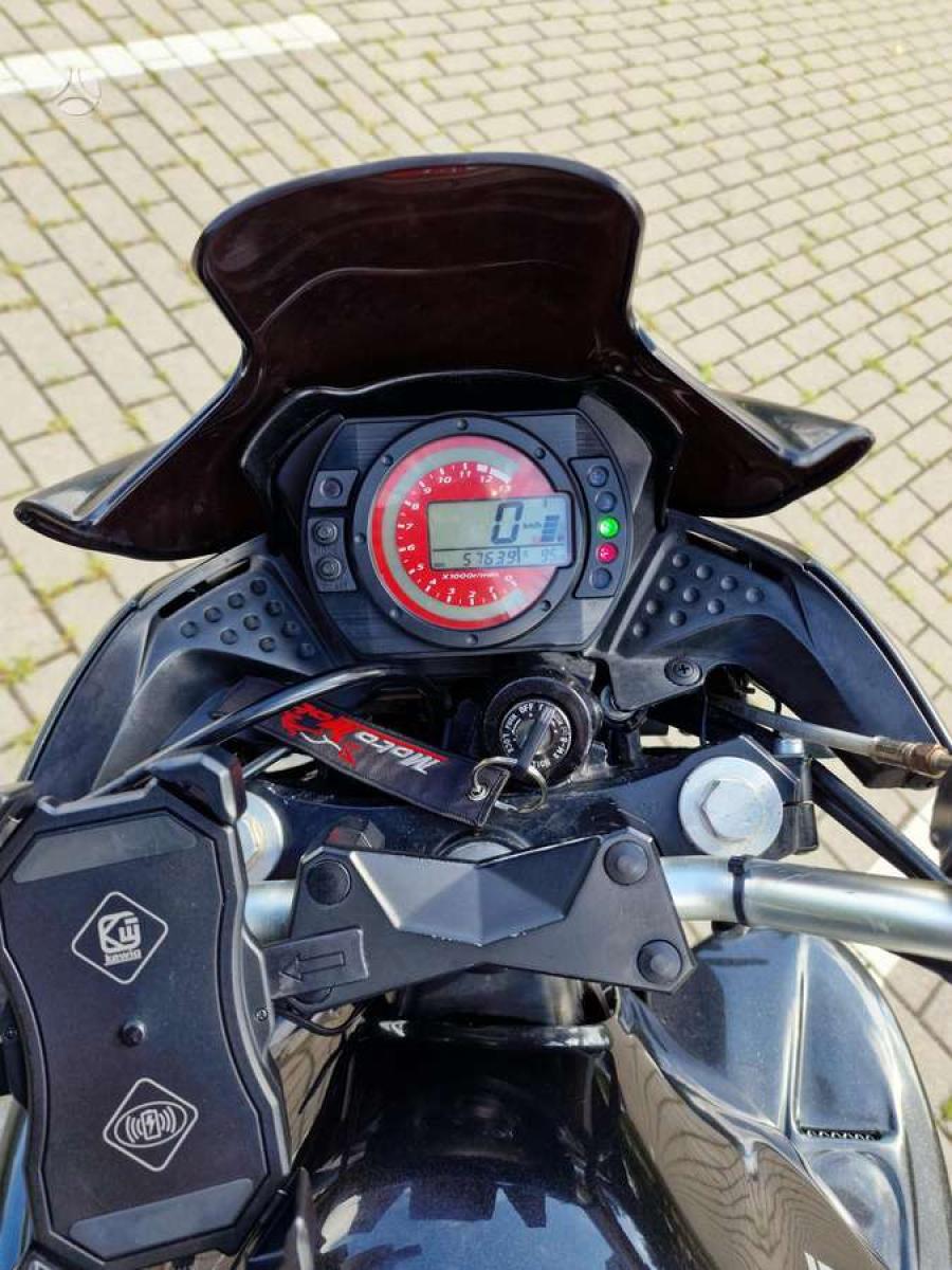 Black Kawasaki Z 2005 in Vilnius, with an engine capacity of 0.75 L and mileage of 58 thousand km for 2600 €, photo 12 on AUTOMOTO.COM.LV