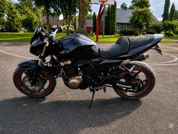 Black Kawasaki Z 2005 in Taurage, with an engine capacity of 0.75 L and mileage of 57 thousand km for 2150 €, photo 4 on AUTOMOTO.COM.LV