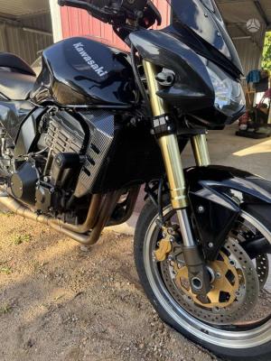 Черный Кавасаки Z 2006 в Ширвинтос, объемом двигателя 1.00 л и пробегом 34 тыс. км за 4000 €, фото 8 на AUTOMOTO.COM.LV
