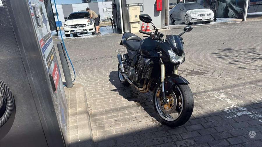 Черный Кавасаки Z 2006 в Вильнюс, объемом двигателя 1.00 л и пробегом 47 тыс. км за 3000 €, фото 5 на AUTOMOTO.COM.LV