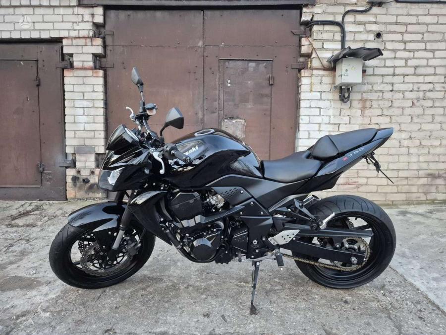 Black Kawasaki Z 2007 in Alytus, with an engine capacity of 0.75 L and mileage of 35 thousand km for 3660 €, photo 9 on AUTOMOTO.COM.LV