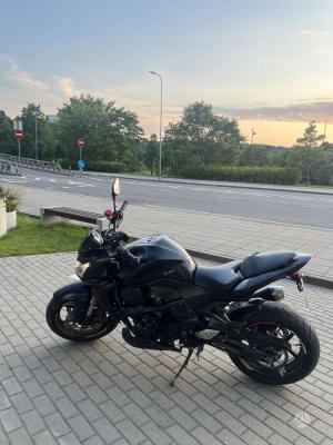 Black Kawasaki Z 2011 in Vilnius, with an engine capacity of 0.75 L and mileage of 35 thousand km for 3800 €, photo 7 on AUTOMOTO.COM.LV