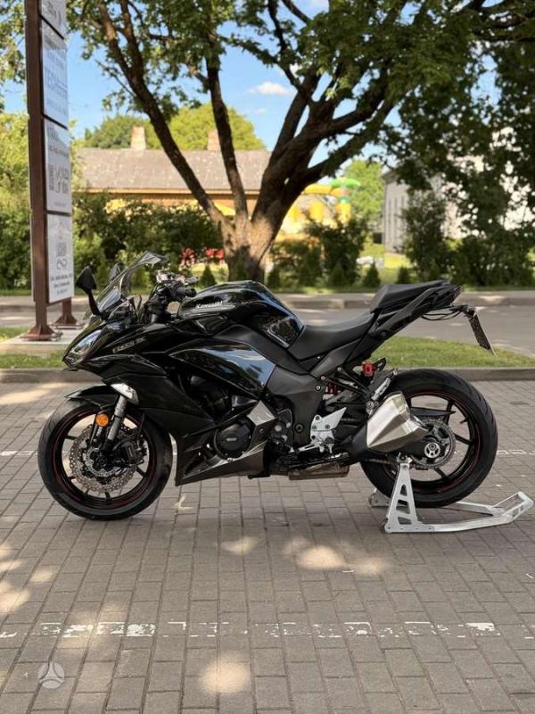 Black Kawasaki Z 2018 in Kazlu Ruda, with an engine capacity of 1.00 L and mileage of 30 thousand km for 6600 €, photo 4 on AUTOMOTO.COM.LV