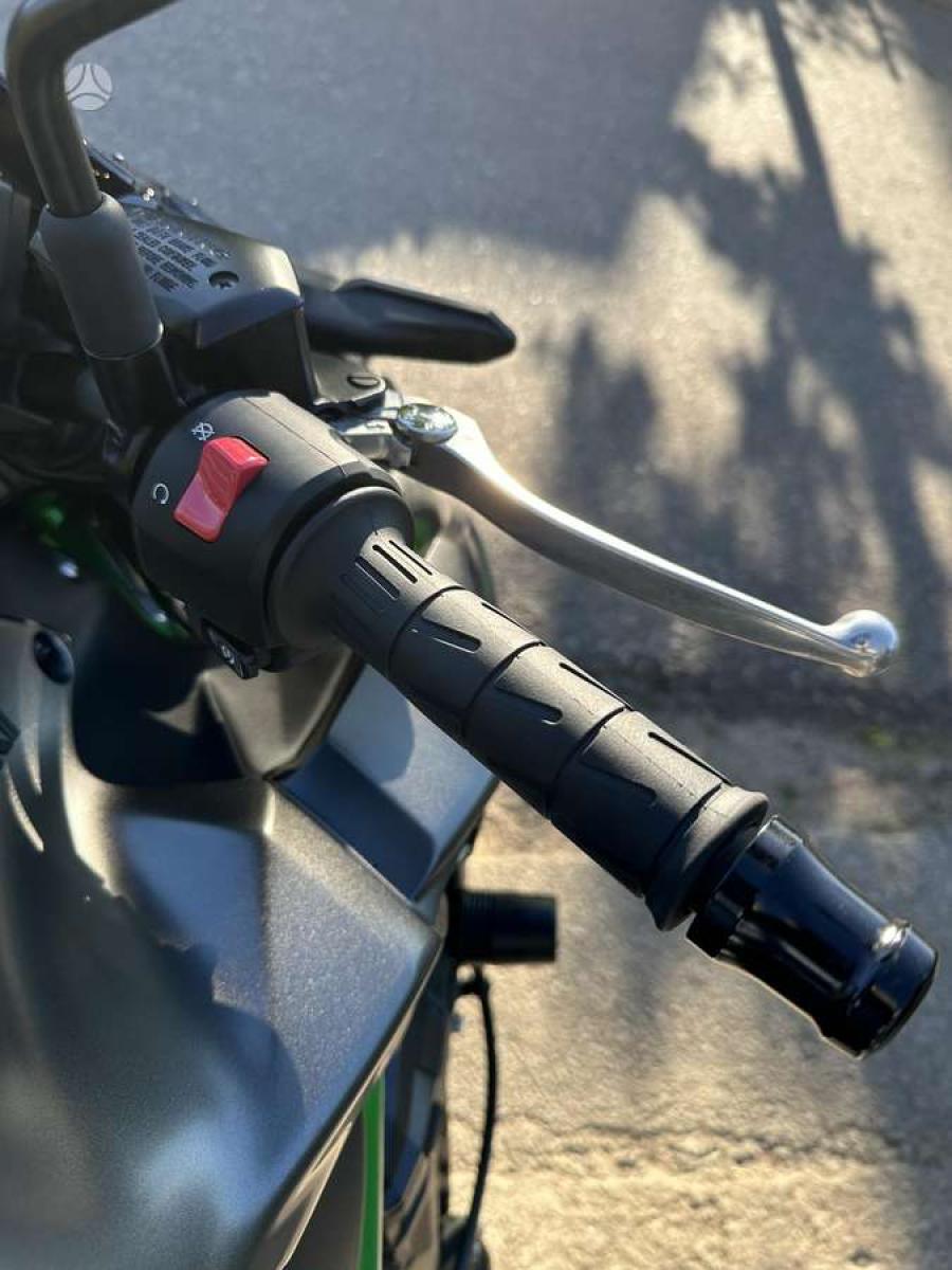 Black Kawasaki Z 2023 in Vilnius, with an engine capacity of 0.90 L and mileage of 3 thousand km for 8099 €, photo 9 on AUTOMOTO.COM.LV