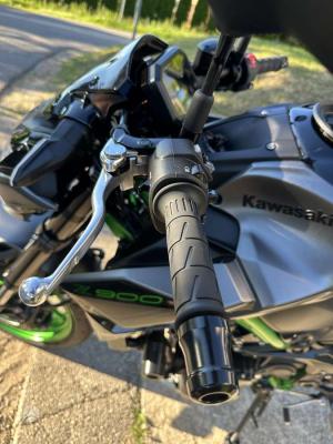 Black Kawasaki Z 2023 in Vilnius, with an engine capacity of 0.90 L and mileage of 3 thousand km for 8099 €, photo 10 on AUTOMOTO.COM.LV