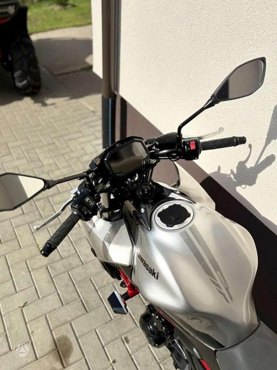 Melns Kawasaki Z 2023 Kauņa, ar dzinēja tilpumu 0.65 L un nobraukumu 4 tūkst. km par 5500 €, foto 6 vietnē AUTOMOTO.COM.LV