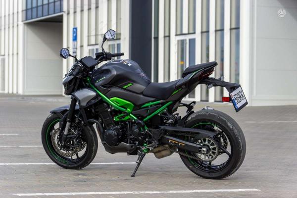 Black Kawasaki Z 2025 in Vilnius, with an engine capacity of 0.90 L and mileage of 2 thousand km for 8490 €, photo 10 on AUTOMOTO.COM.LV