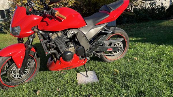 Red Kawasaki Z 2004 in Kaunas, with an engine capacity of 0.75 L and mileage of 55 thousand km for 1800 €, photo 1 on AUTOMOTO.COM.LV