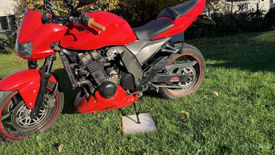 Red Kawasaki Z 2004 in Kaunas, with an engine capacity of 0.75 L and mileage of 55 thousand km for 1800 €, photo 1 on AUTOMOTO.COM.LV