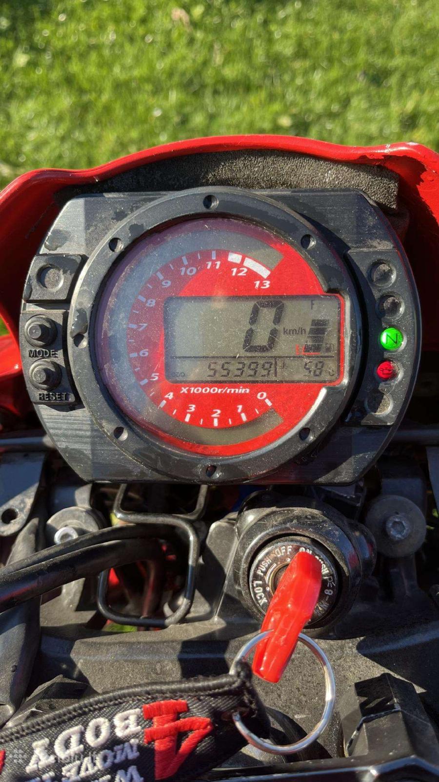 Red Kawasaki Z 2004 in Kaunas, with an engine capacity of 0.75 L and mileage of 55 thousand km for 1800 €, photo 5 on AUTOMOTO.COM.LV