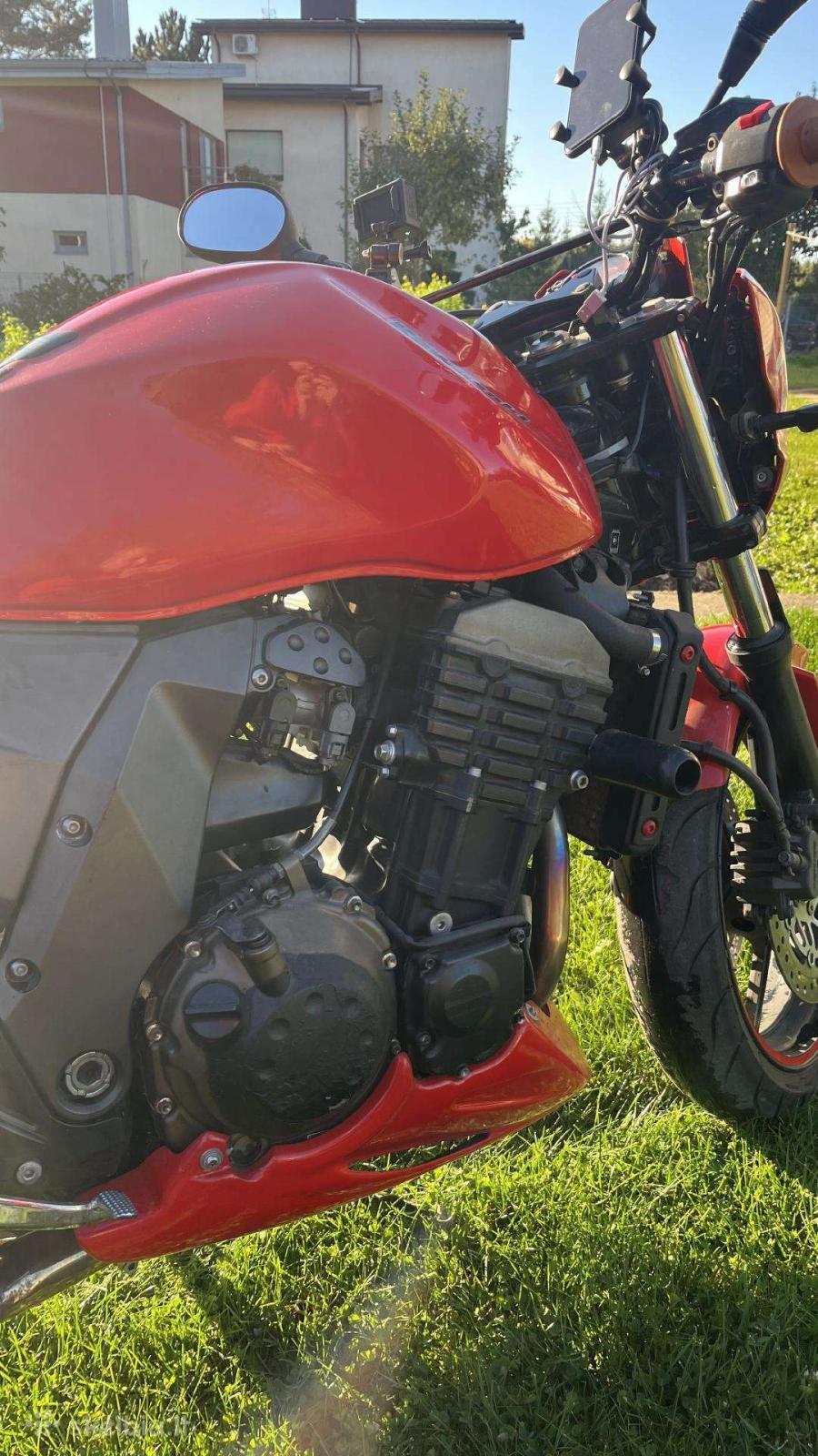Red Kawasaki Z 2004 in Kaunas, with an engine capacity of 0.75 L and mileage of 55 thousand km for 1800 €, photo 7 on AUTOMOTO.COM.LV