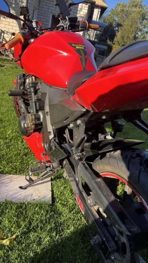 Red Kawasaki Z 2004 in Kaunas, with an engine capacity of 0.75 L and mileage of 55 thousand km for 1800 €, photo 9 on AUTOMOTO.COM.LV