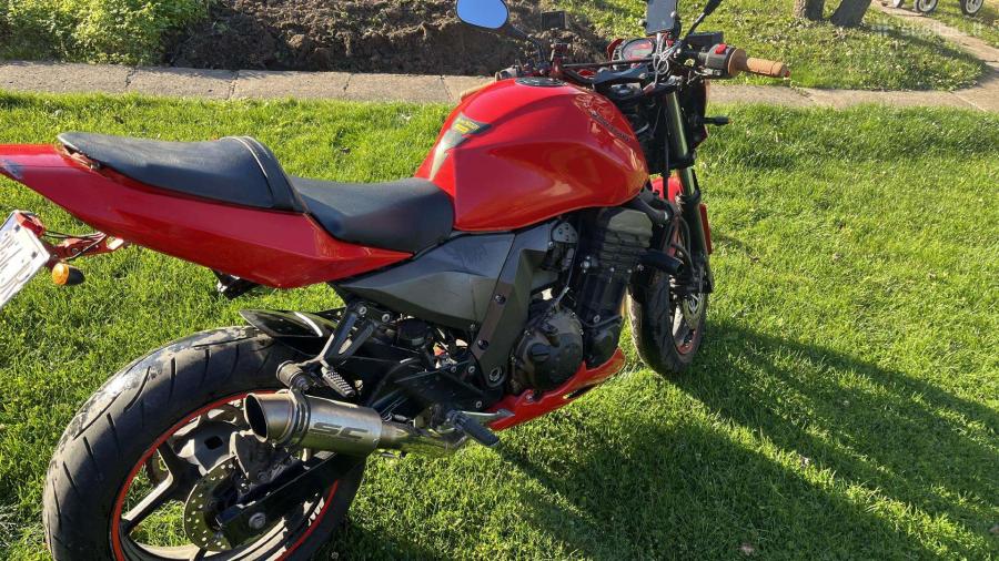 Red Kawasaki Z 2004 in Kaunas, with an engine capacity of 0.75 L and mileage of 55 thousand km for 1800 €, photo 11 on AUTOMOTO.COM.LV