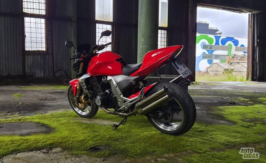 Sarkans Kawasaki Z 2004 Viļņa, ar dzinēja tilpumu 1.00 L un nobraukumu 41 tūkst. km par 2400 €, foto 5 vietnē AUTOMOTO.COM.LV