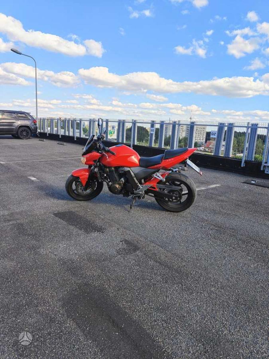 Red Kawasaki Z 2005 in Vilnius, with an engine capacity of 0.75 L and mileage of 56 thousand km for 2299 €, photo 1 on AUTOMOTO.COM.LV