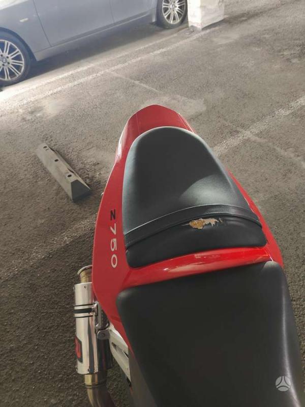 Red Kawasaki Z 2005 in Vilnius, with an engine capacity of 0.75 L and mileage of 56 thousand km for 2299 €, photo 7 on AUTOMOTO.COM.LV