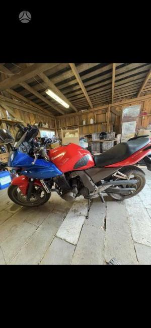 Красный Кавасаки Z 2006 в Паневежис, объемом двигателя 0.75 л и пробегом 62 тыс. км за 1850 €, фото 3 на AUTOMOTO.COM.LV