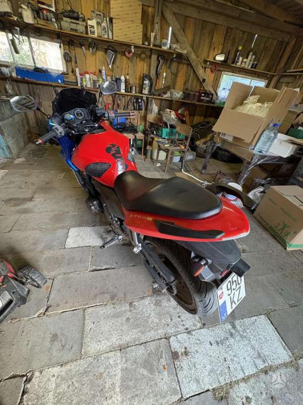 Sarkans Kawasaki Z 2006 Panevēža, ar dzinēja tilpumu 0.75 L un nobraukumu 62 tūkst. km par 1850 €, foto 3 vietnē AUTOMOTO.COM.LV
