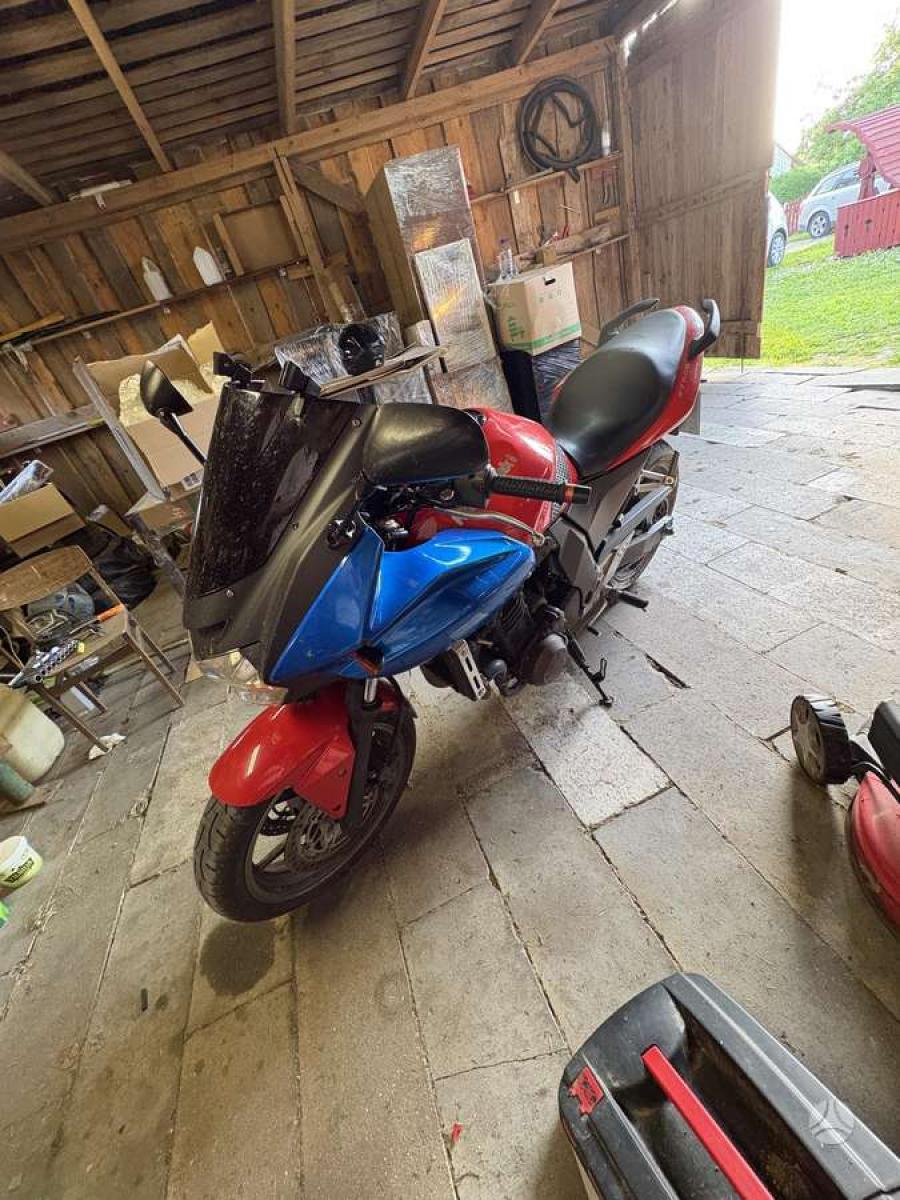 Красный Кавасаки Z 2006 в Паневежис, объемом двигателя 0.75 л и пробегом 62 тыс. км за 1850 €, фото 5 на AUTOMOTO.COM.LV