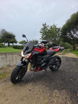 Sarkans Kawasaki Z 2015 Plungė, ar dzinēja tilpumu 0.81 L un nobraukumu 23 tūkst. km par 4500 €, foto  vietnē AUTOMOTO.COM.LV
