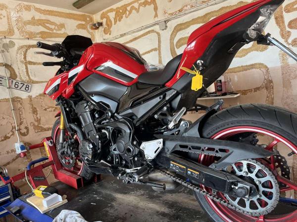 Red Kawasaki Z 2022 in Jelgava, with an engine capacity of 0.95 L and mileage of 9 thousand km for 3700 €, photo 2 on AUTOMOTO.COM.LV