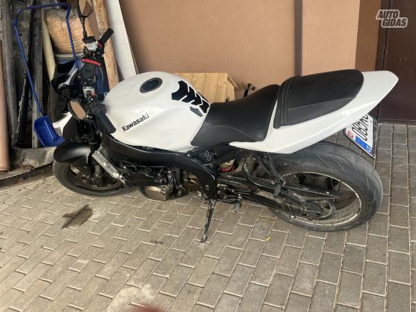 White Kawasaki Z 2000 in Siauliai, with an engine capacity of 0.60 L and mileage of 49 thousand km for 1750 €, photo 1 on AUTOMOTO.COM.LV