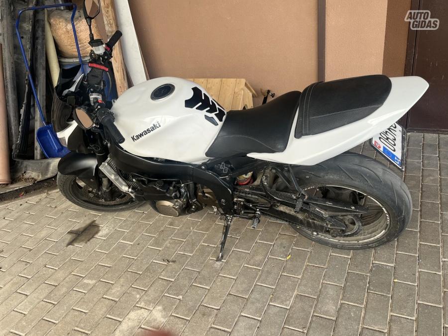 White Kawasaki Z 2000 in Siauliai, with an engine capacity of 0.60 L and mileage of 49 thousand km for 1750 €, photo 1 on AUTOMOTO.COM.LV