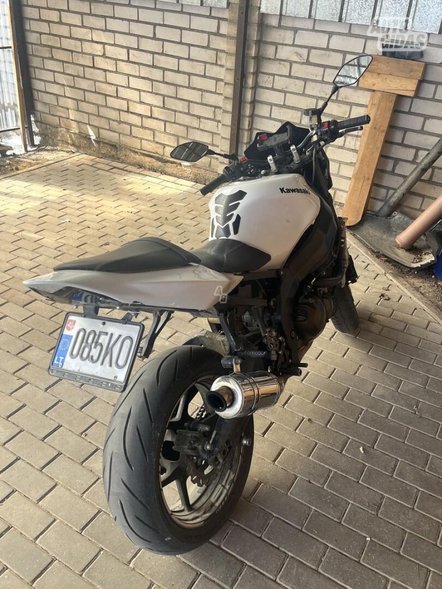 White Kawasaki Z 2000 in Siauliai, with an engine capacity of 0.60 L and mileage of 49 thousand km for 1750 €, photo 7 on AUTOMOTO.COM.LV