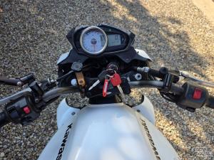 White Kawasaki Z 2009 in Pasvalys, with an engine capacity of 0.75 L and mileage of 60 thousand km for 1199 €, photo 19 on AUTOMOTO.COM.LV