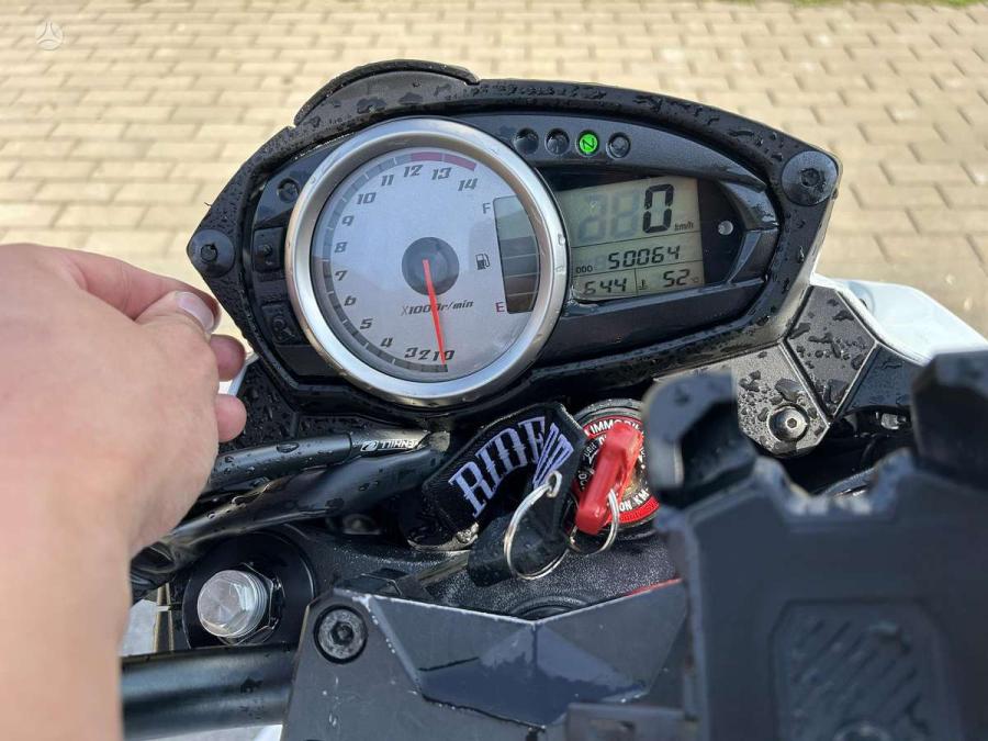 Белый Кавасаки Z 2011 в Каунас, объемом двигателя 0.75 л и пробегом 50 тыс. км за 3000 €, фото 9 на AUTOMOTO.COM.LV