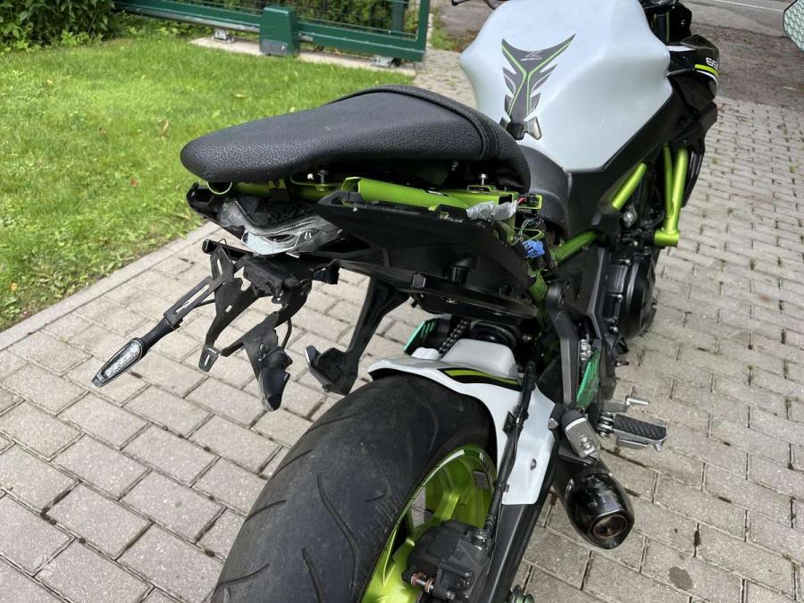 White Kawasaki Z 2021 in Sirvintos, with an engine capacity of 0.65 L and mileage of 45 thousand km for 2600 €, photo 16 on AUTOMOTO.COM.LV