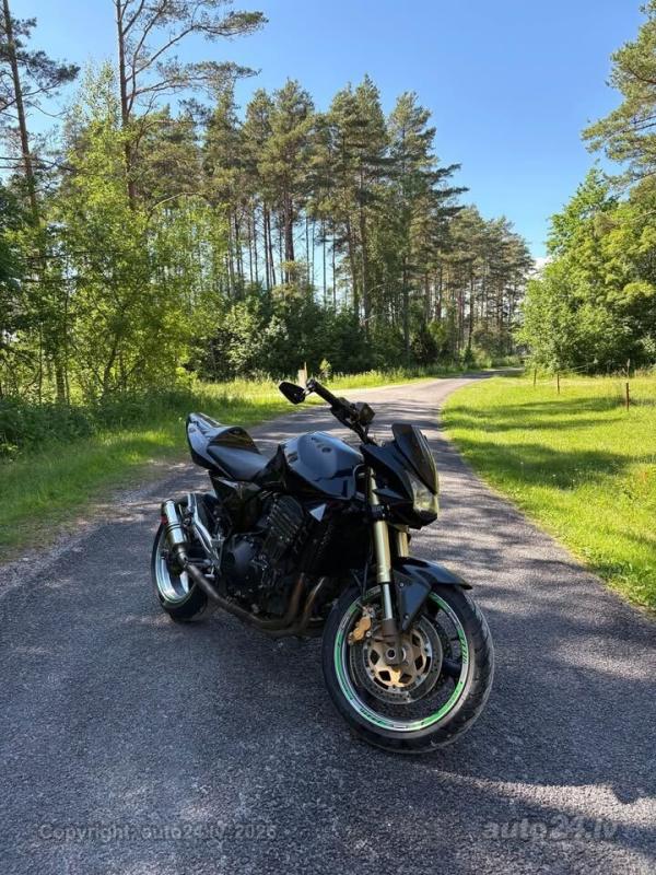 Black Kawasaki Z1000 2005 in Kuressaare, with an engine capacity of 0.95 L and mileage of 32 thousand km for 3800 €, photo 1 on AUTOMOTO.COM.LV