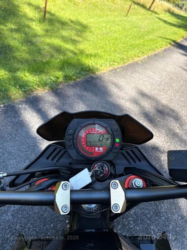 Black Kawasaki Z1000 2005 in Kuressaare, with an engine capacity of 0.95 L and mileage of 32 thousand km for 3800 €, photo 5 on AUTOMOTO.COM.LV