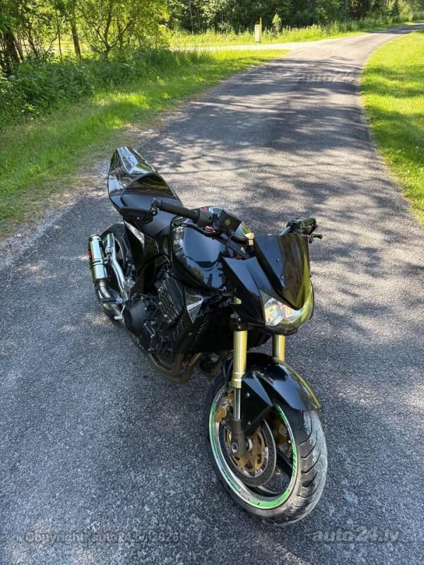 Black Kawasaki Z1000 2005 in Kuressaare, with an engine capacity of 0.95 L and mileage of 32 thousand km for 3800 €, photo 8 on AUTOMOTO.COM.LV