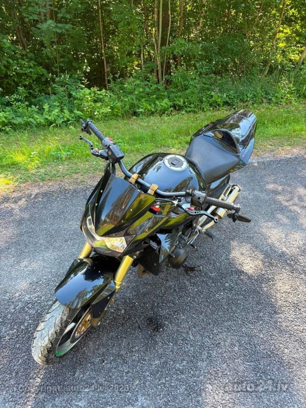 Black Kawasaki Z1000 2005 in Kuressaare, with an engine capacity of 0.95 L and mileage of 32 thousand km for 3800 €, photo 9 on AUTOMOTO.COM.LV