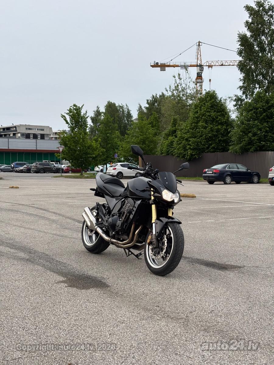 Black Kawasaki Z1000 2007 in Tartu, with an engine capacity of 0.95 L and mileage of 69 thousand km for 3890 €, photo 4 on AUTOMOTO.COM.LV
